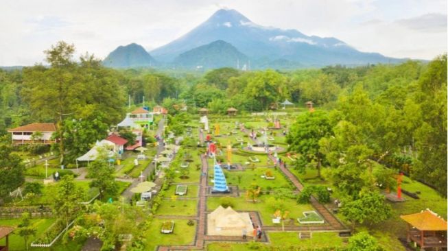 The World of Landmark Merapi Park, Wisata Yogyakarta Serasa Keliling ...