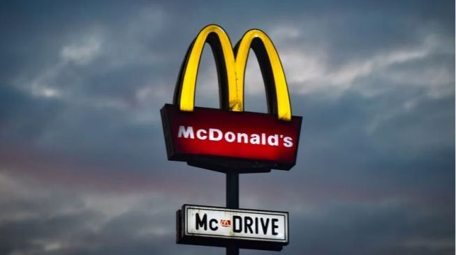 Pegawai Restoran Tersipu Malu Saat Tahu Pelanggan Drive Thru yang Dilayani