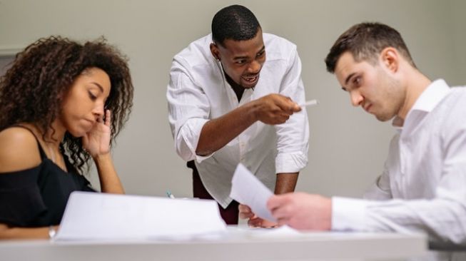 4 Tipe Rekan Kerja yang Merugikan, Kamu Memilikinya?